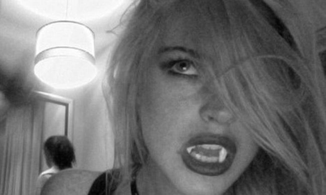 Ένας βρικόλακας στο Twitter | Gossip-tv.gr