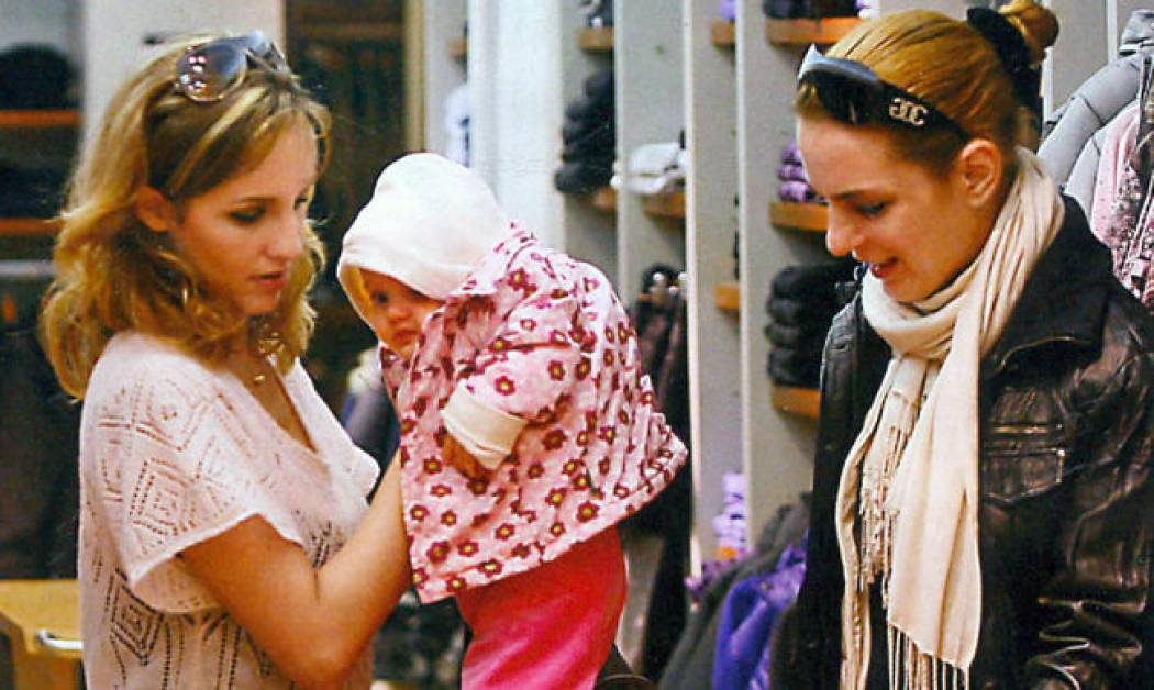 Η Μαίρη Ακριβοπούλου με την κόρη της στην αγορά της Θεσσαλονίκης ...