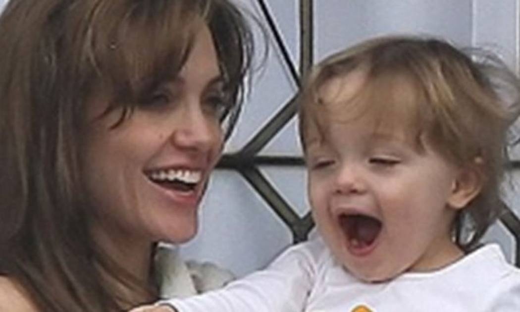Η Vivienne Pitt στην αγκαλιά της μαμάς της | Gossip-tv.gr
