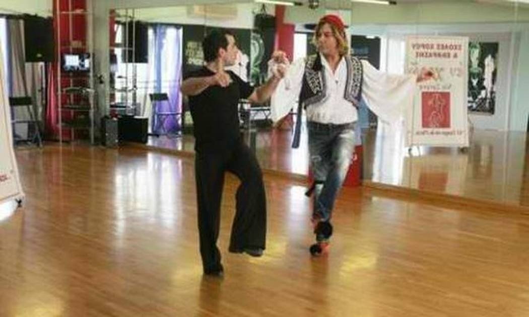 Με τον Σαμαρά ντυμένο τσολιά γιορτάζει ο Γιώργος Παπαδακης | Gossip-tv.gr