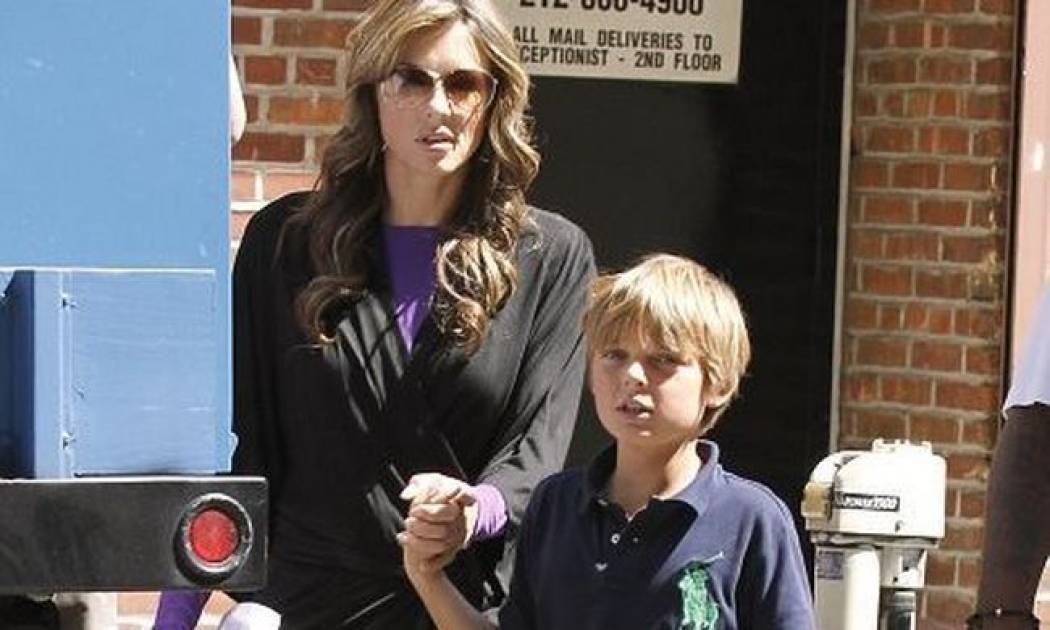 Elisabeth Hurley: Με το γιο της στα πλατό του Gossip Girl | Gossip-tv.gr