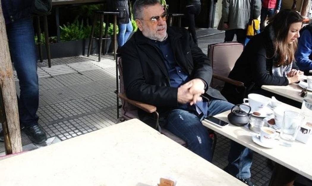 Μάκης Τσέλιος: Αραχτός και λάιτ πίνει τον καφέ του | Gossip-tv.gr