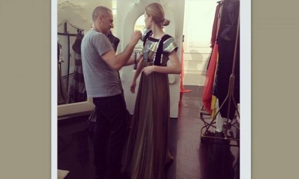 Τα Ελληνικά Mad walk και το Γαλλικό «φάουλ» της παρουσιάστριας Καγιά ...