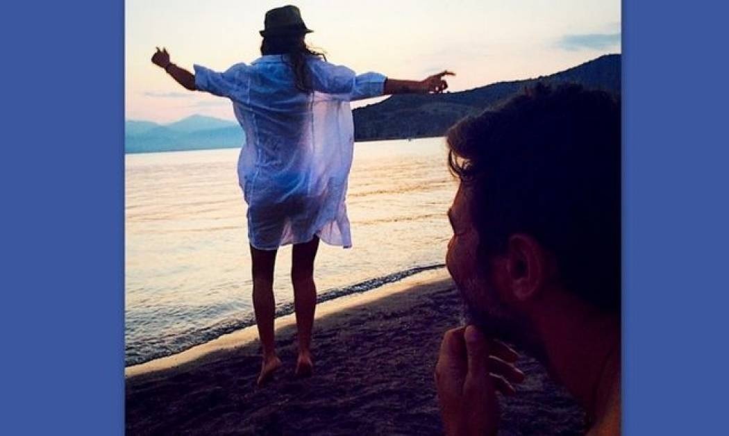 Λίγο κρασί…λίγο θάλασσα και το αγόρι της! | Gossip-tv.gr