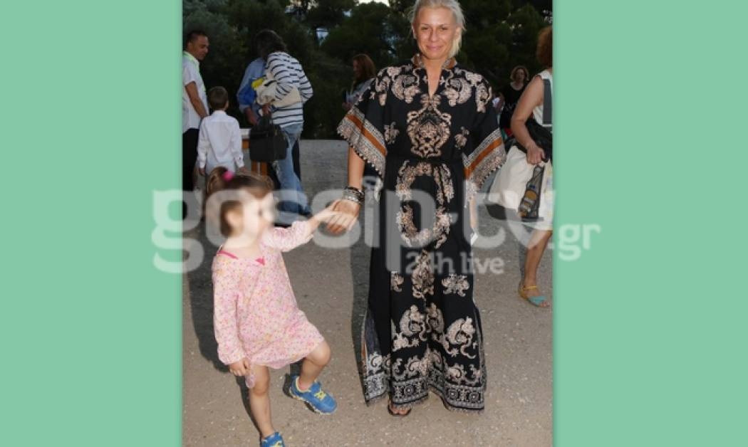Καραβάτου: Στην Επίδαυρο με την κόρη της για τον Κατσούλη | Gossip-tv.gr