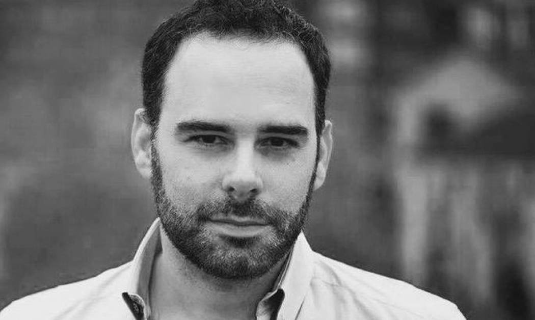 Μανώλης Εμμάνουελ: Ο Έλληνας που σκίζει στην Αγγλική tv | Gossip-tv.gr