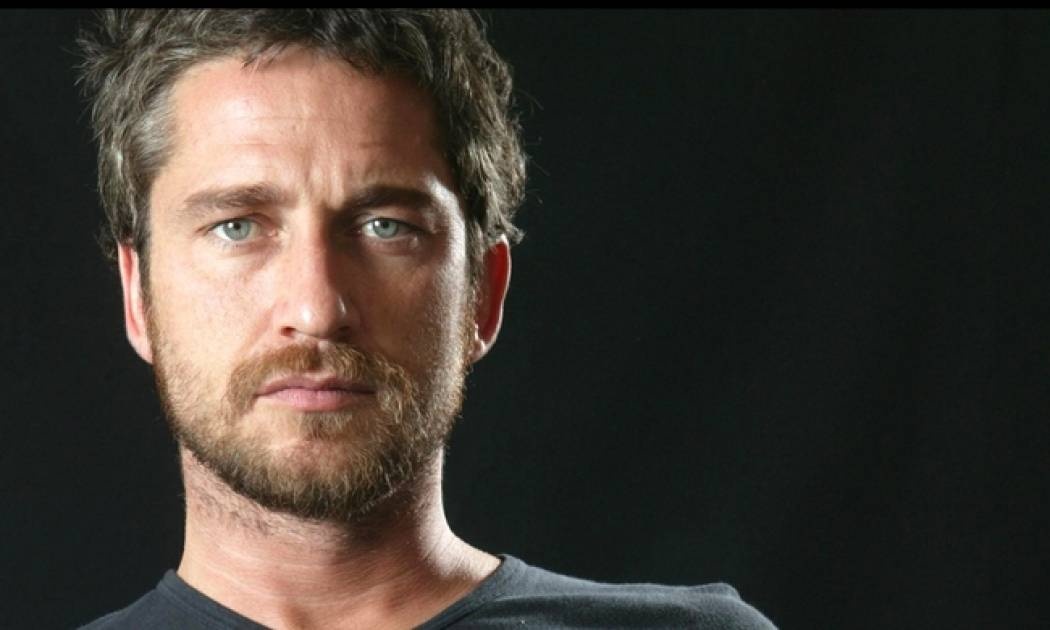 Δείτε τον Gerard Butler να χαλαρώνει σε παραλία της Μυκόνου | Gossip-tv.gr