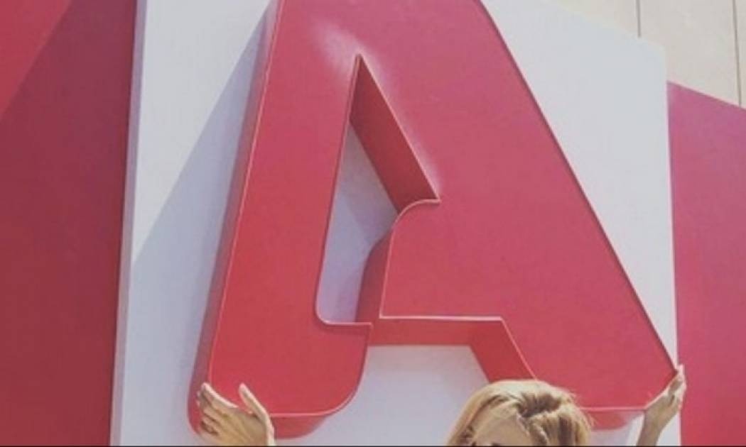Υπέγραψε με τον Alpha - Η πρώτη φωτογραφία της παρουσιάστριας στο ...