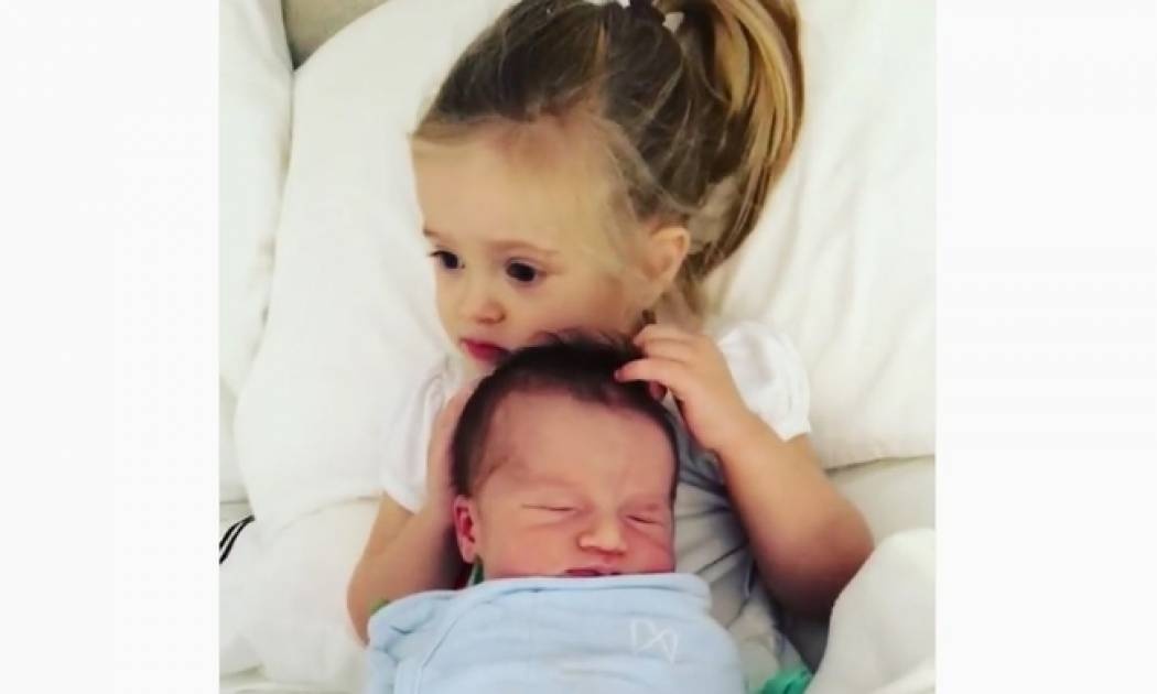 Θα «λιώσετε»! Η γνωστή ηθοποιός «ανέβασε» βίντεο την κόρη της να ...