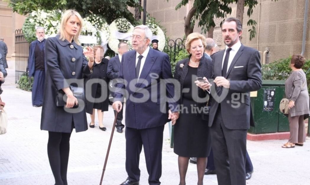 Η τέως βασιλική οικογένεια στην κηδεία του Κουμάνταρου | Gossip-tv.gr