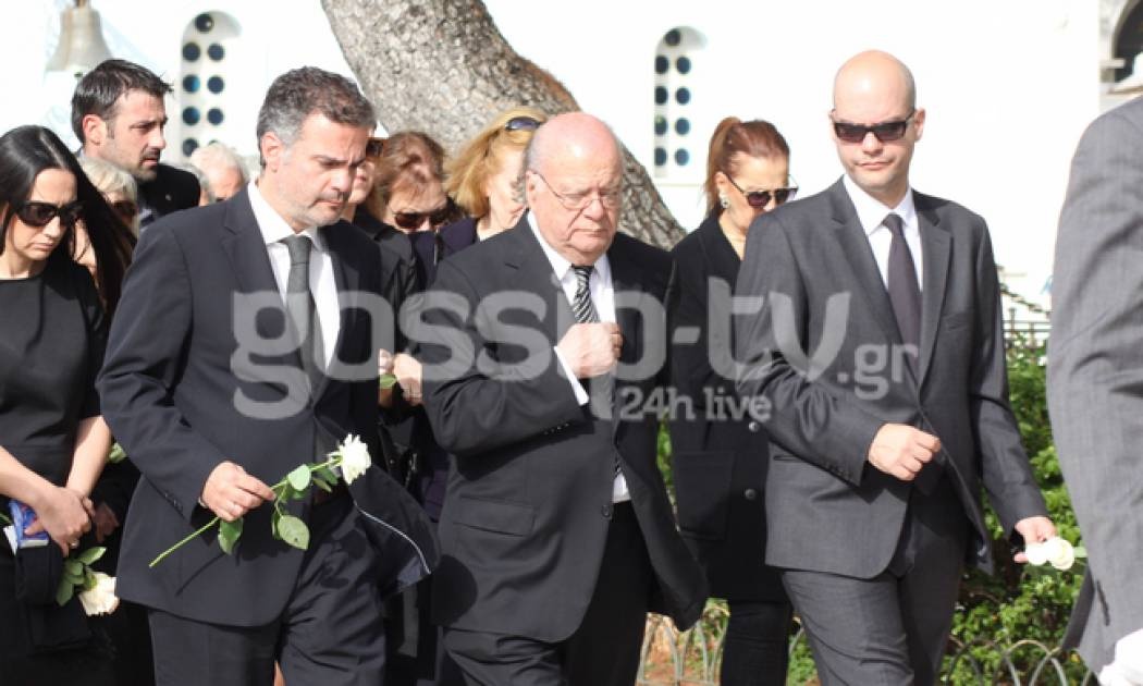Συντετριμμένος ο Γιώργος Κατσαρός στην κηδεία της γυναίκας του | Gossip ...