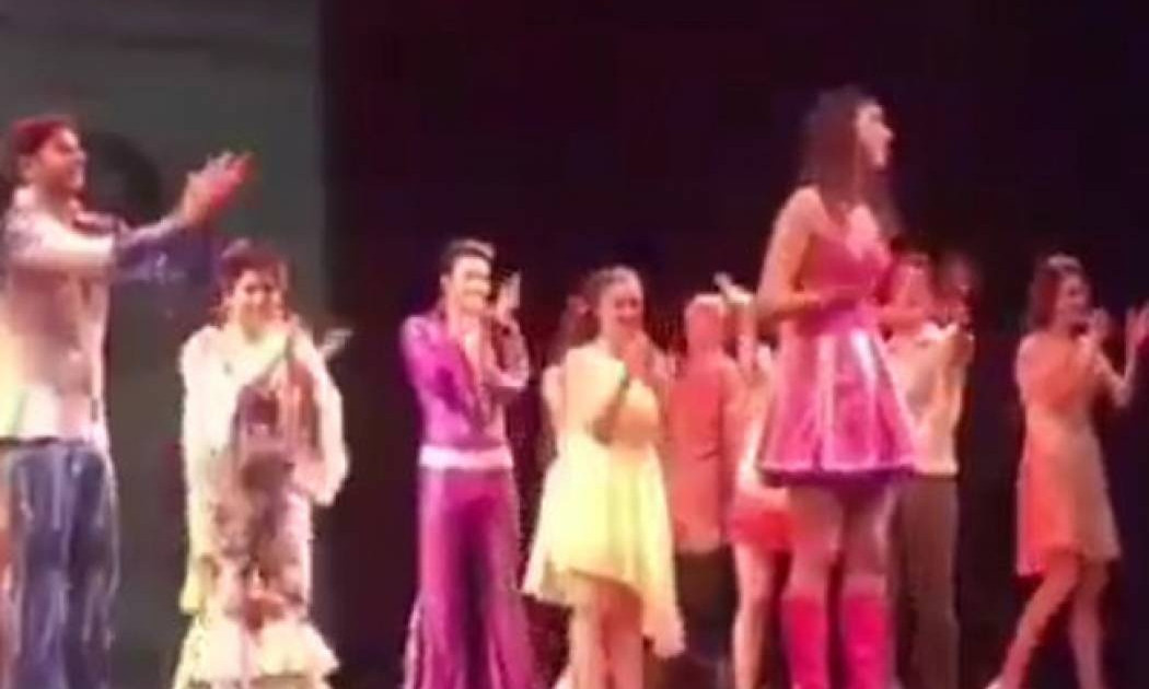 H Demy αποχώρησε από το Mamma Mia και ανακοινώθηκε επί σκηνής δια ...