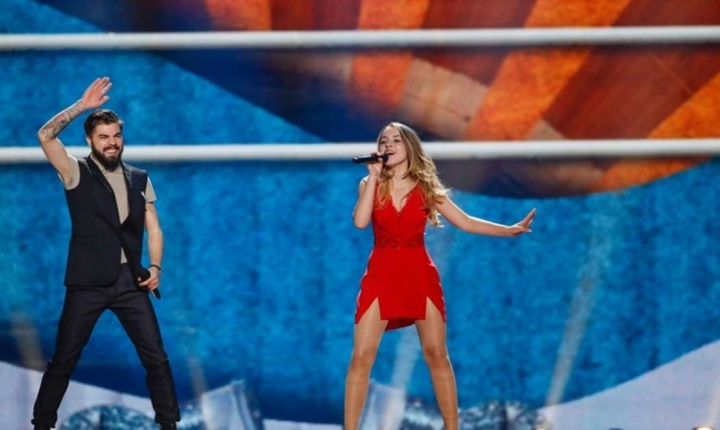 Eurovision 2017: Ρουμανία: Με κανόνια στη σκηνή ο Alex και η Ilinca ...