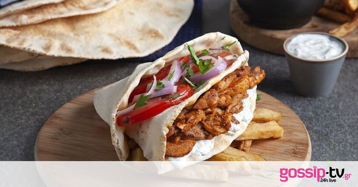 Σουβλάκι με αραβική πίτα από τον Άκη Πετρετζίκη | Gossip-tv.gr