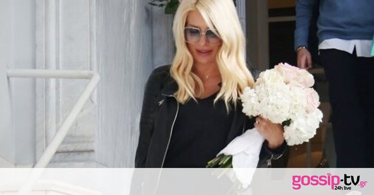 Ελένη Μενεγάκη: Η νέα έξοδος και η... ανθοδέσμη! Δείτε ποιος της την ...