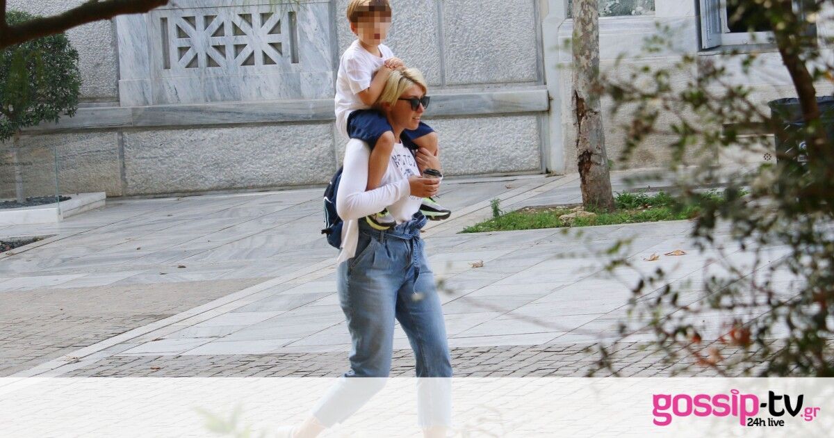 Σια Κοσιώνη: Πρωινή βόλτα στην καρδιά της Αθήνας, με τον γιο της ...