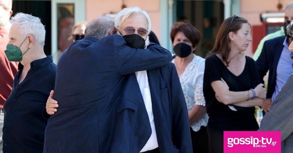 Γιάννης Σμαραγδής: Συντετριμμένος ο γνωστός σκηνοθέτης στην κηδεία της ...