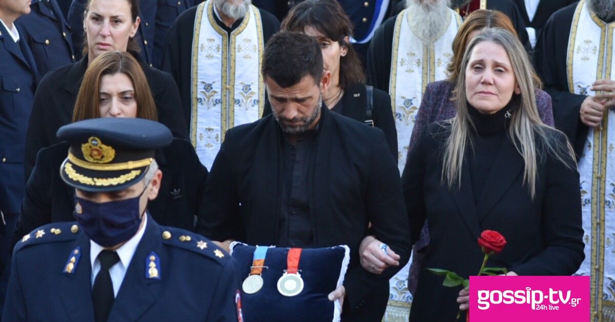 Κηδεία Νικολαΐδη: Η συγκλονιστική στιγμή με το Μουρούτσο να κρατά τα ...