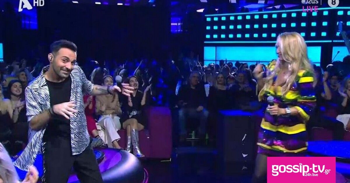 J2US: Τρελό γέλιο με την γκάφα της Κακκαβά- Αντί για τον Κοκλώνη, φίλησε το μικρόφωνο! | Gossip ...