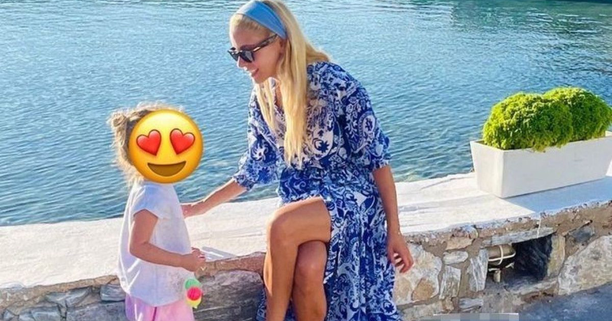 Δούκισσα Νομικού: Το κινητό της είναι γεμάτο αυτοκόλλητα της Αναστασίας ...