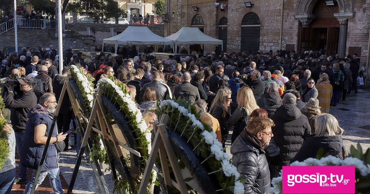 Βασίλης Καρράς: Τι γράφουν τα στεφάνια που έστειλαν Θεοδωρίδου, Γαρμπή ...