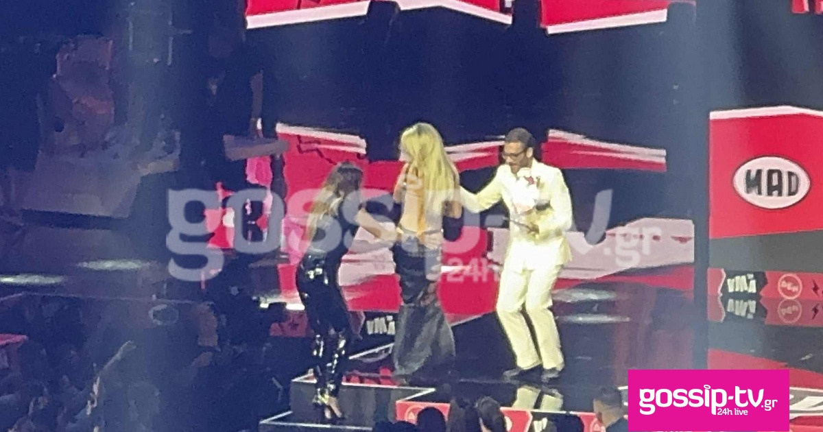 MAD VMA 2025: Το «άβολο» φόρεμα της Φουρέιρα, το... σπρώξιμο από τη Βανδή & το «σ' αγαπώ ...