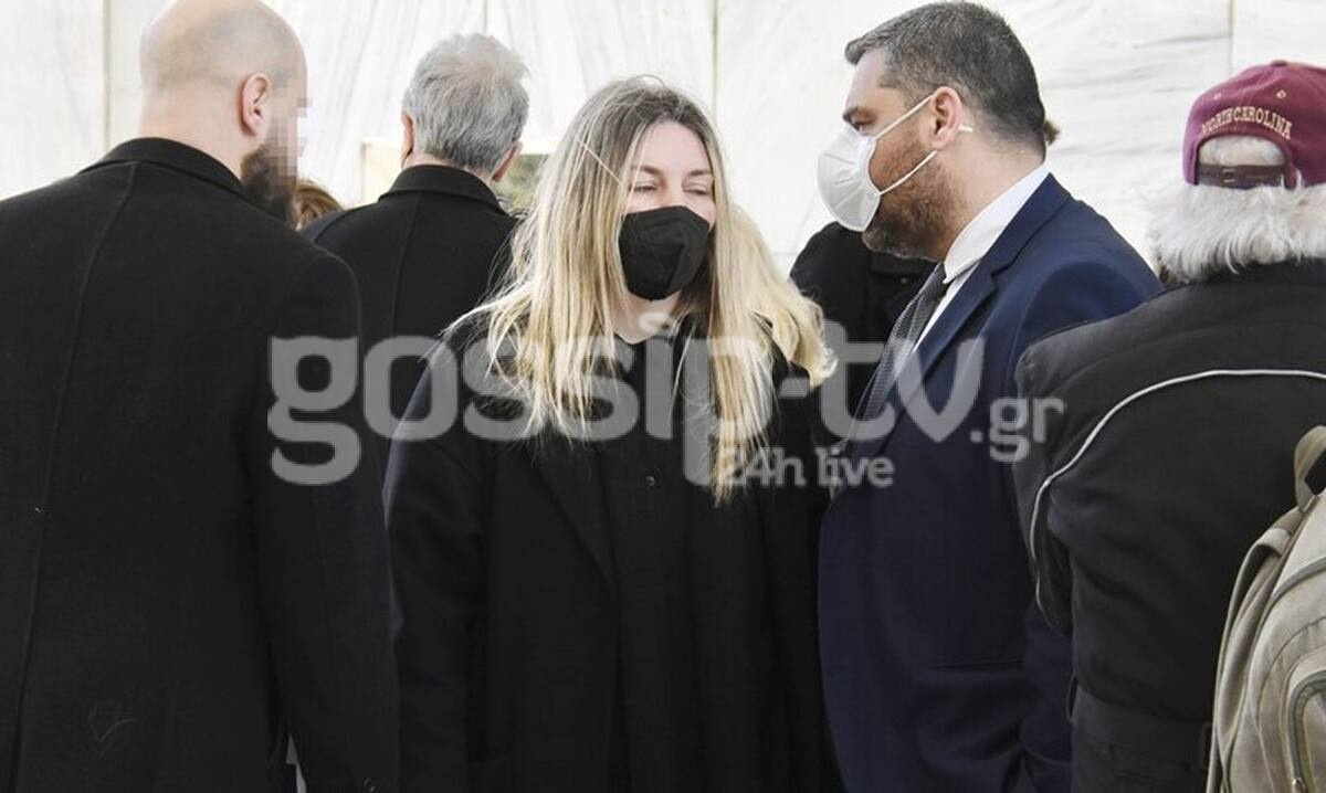 Ελισάβετ Μουτάφη: Απαρηγόρητη στην κηδεία του πατέρα της (Photos ...