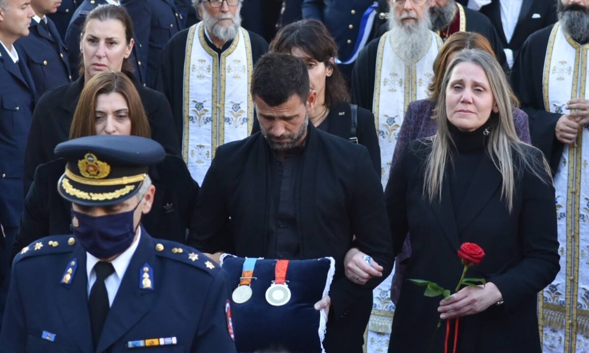 Κηδεία Νικολαΐδη: Η συγκλονιστική στιγμή με το Μουρούτσο να κρατά τα ...