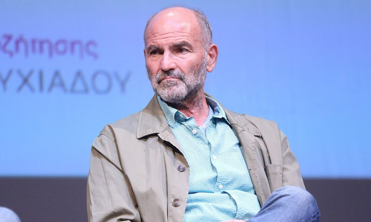 Ακύλλας Καραζήσης: «Το διάβασμα είναι το καταφύγιό μου. Διαβάζω ...