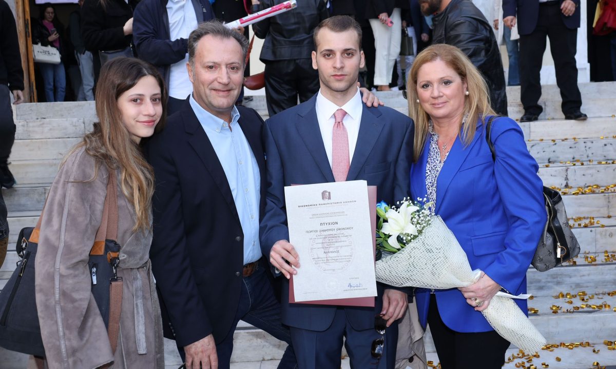 Δημήτρης Οικονόμου - Αλεξία Κουλούρη: Περήφανοι γονείς στην ορκωμοσία ...