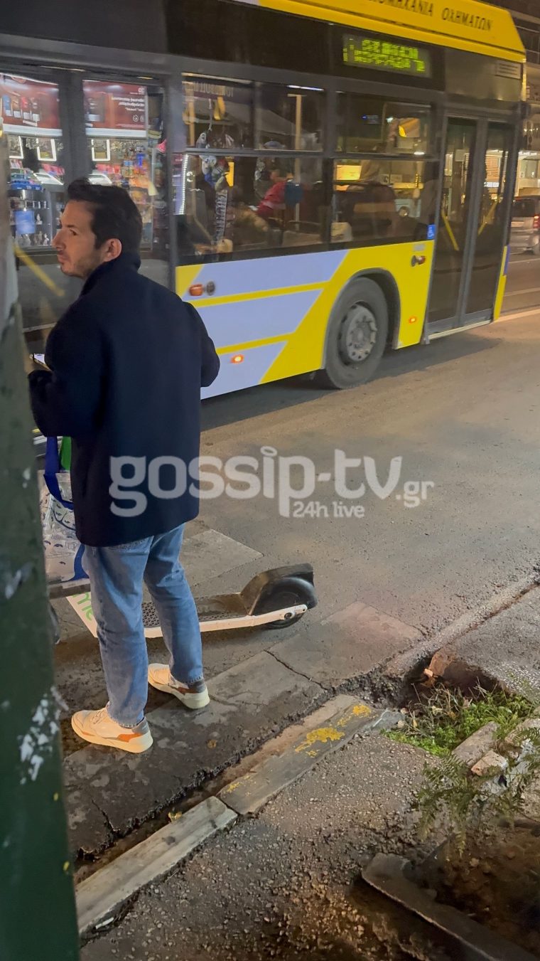 Αποκλειστικό υλικό: Πασίγνωστος τραγουδιστής με ηλεκτρικό πατίνι στην πλατεία Συντάγματος ...